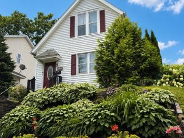 284 Winona St E, Saint Paul, MN 55107