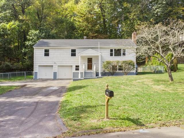 284 Wintergreen Ave, Hamden, CT 06514