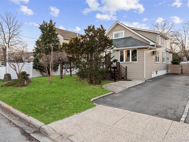 2858 Cherry Ct, Oceanside, NY 11572