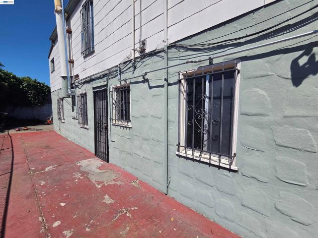 2859 E 9th Street