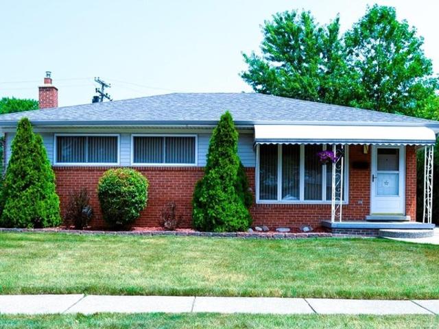 28508 Ursuline St, Saint Clair Shores, MI 48081