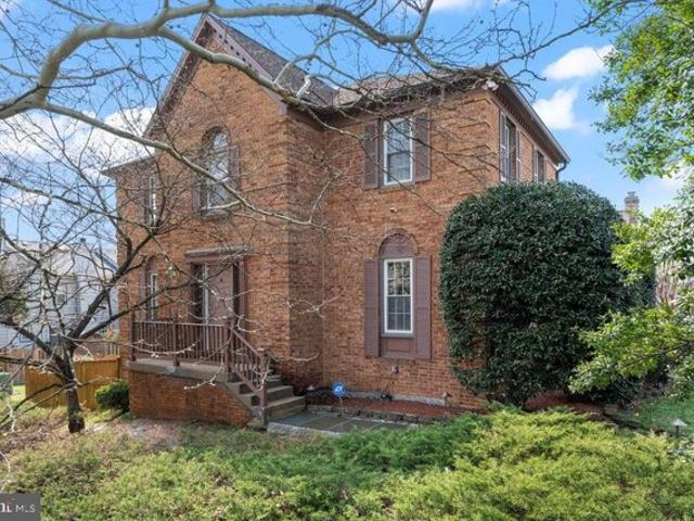 2851 Yarn Ct, Falls Church, VA 22042