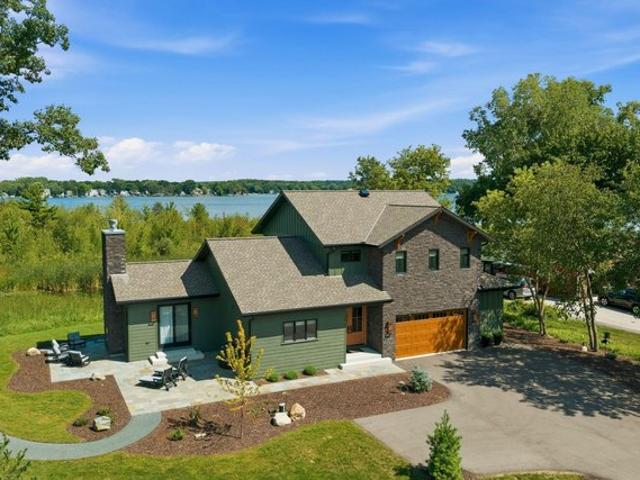 2852 Peninsula Ave, Delafield, WI 53018