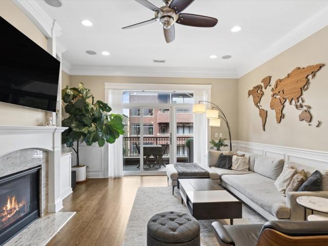 2853 N Halsted Street # 301