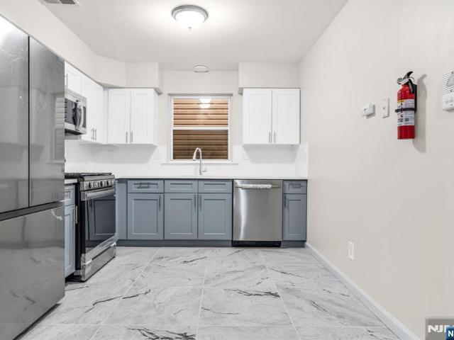285 6th Street
