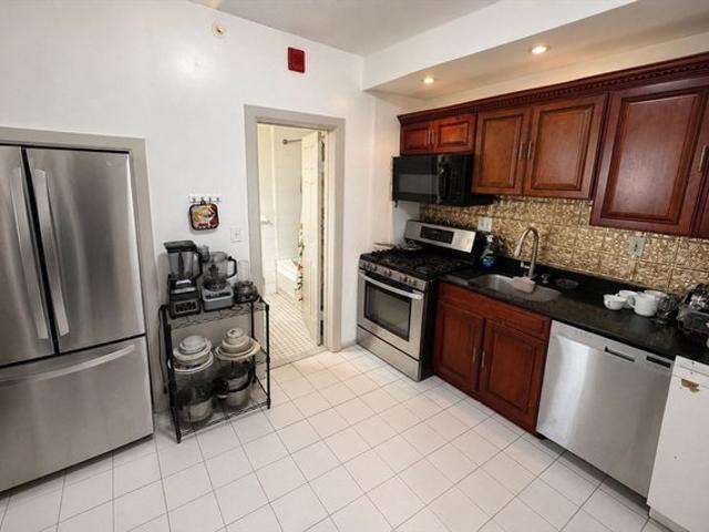 285 Lynn Shore Dr Apt 101, Lynn, MA 01902