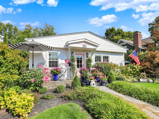 285 N Main St, Zionsville, IN 46077 | MLS #22096 | Compass