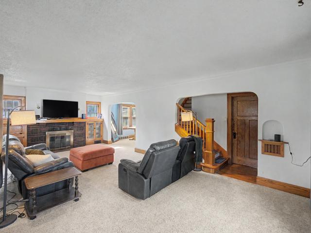 285 NW Aurora Avenue
