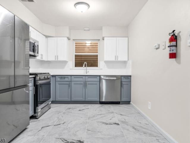 285 S 6Th St