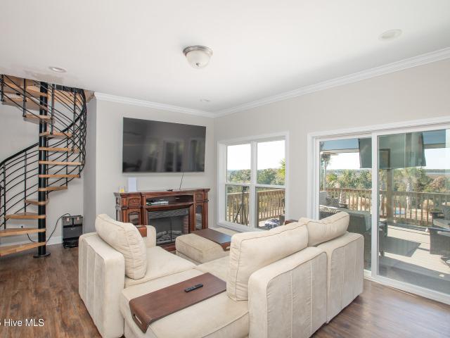 285 Soundview Drive