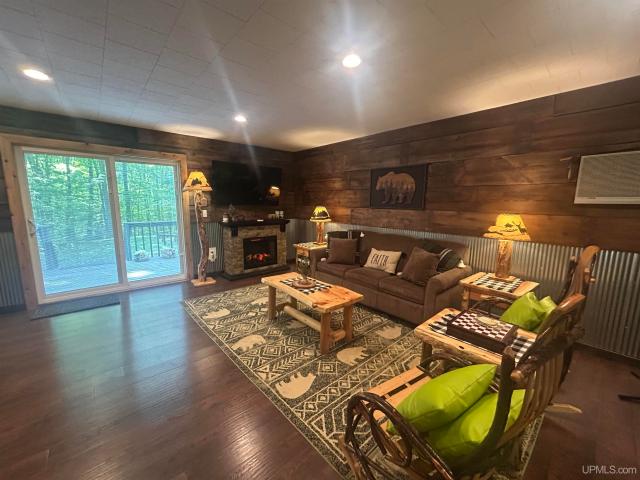 285N Round Lake Road