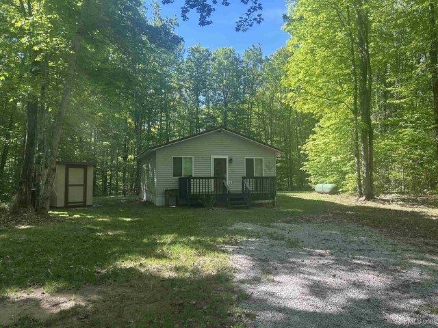 285N Round Lake Rd, Wetmore, MI 49895
