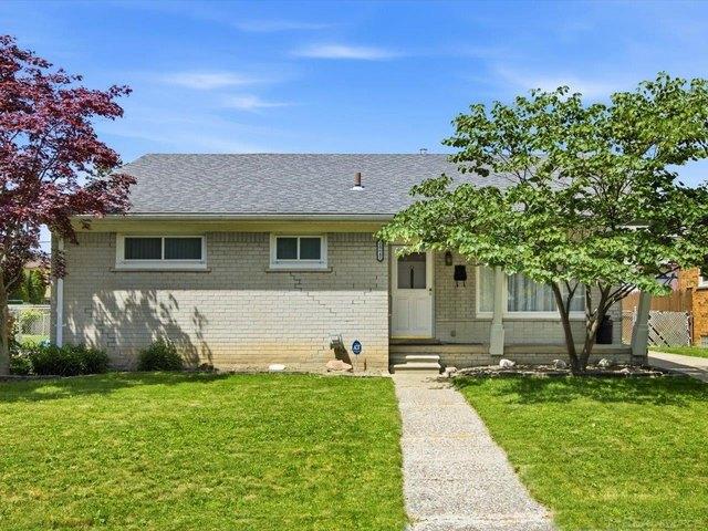 28641 Jahns Dr, Roseville, MI 48066