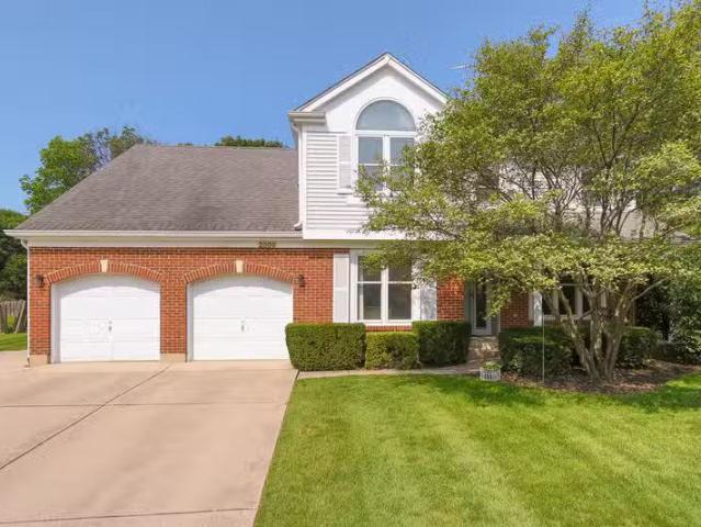 2866 WHISPERING OAKS DR, BUFFALO GROVE, IL 60089 Single Family.