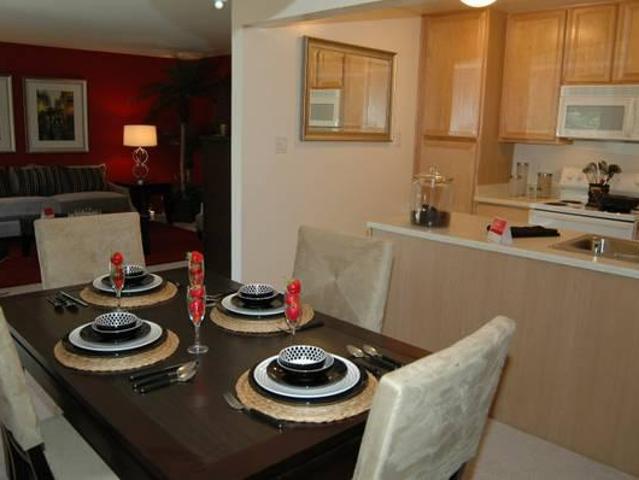 $2867 / 1br 990ft² BEAUTIFUL ONE BEDROOM WITH DEN AT SHARON GREEN!