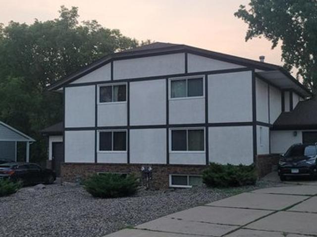 2860 2 Wheeler St N, Roseville, MN 55113