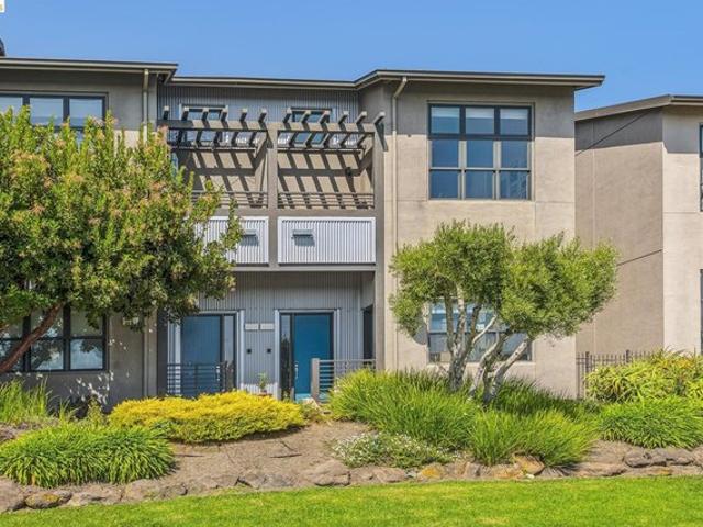 2861 Regatta Dr, Oakland, CA 94601
