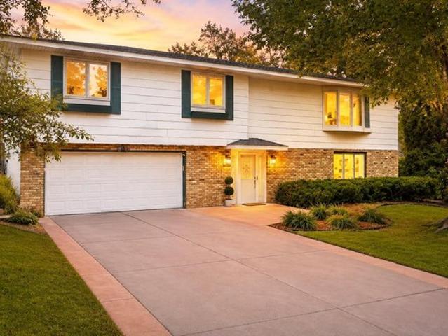 2863 Aglen St, Roseville, MN 55113