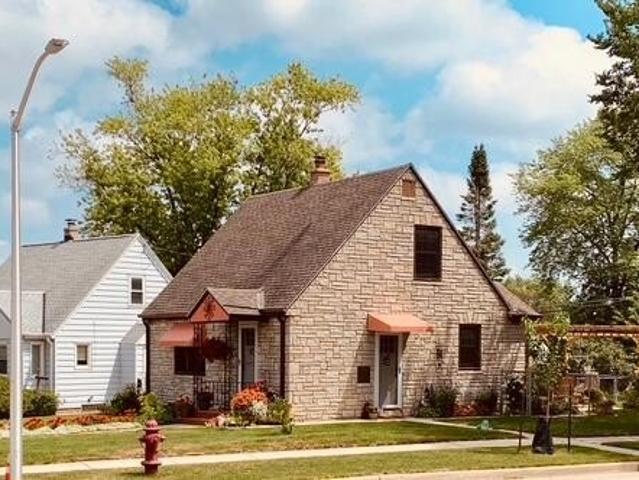 2876 S 86th St, West Allis, WI 53227