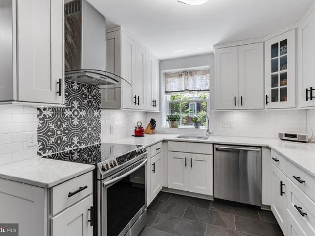 2877 S Buchanan St Apt A2, Arlington, VA 22206