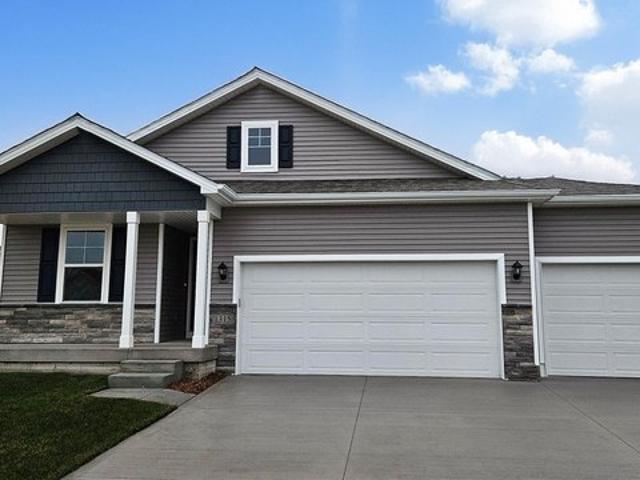 2881 Prairielight Dr, Hiawatha, IA 52233