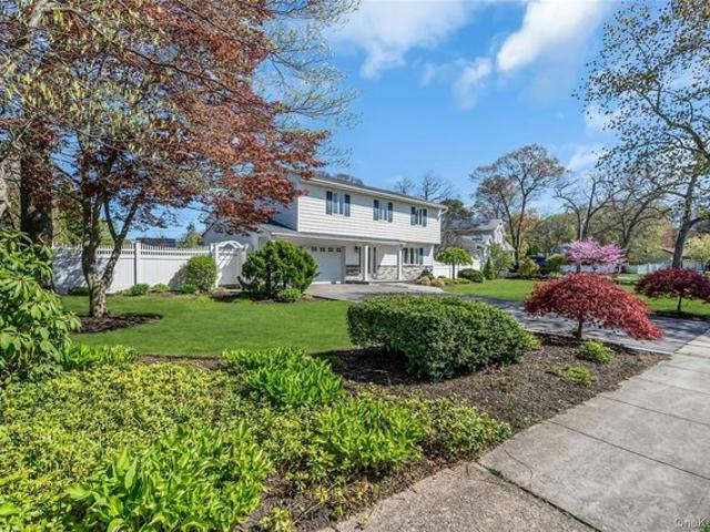 288 Bow Dr E, Smithtown, NY 11787