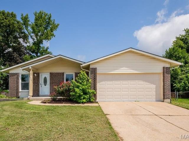 2894 Park New York Dr, Florissant, MO 63031