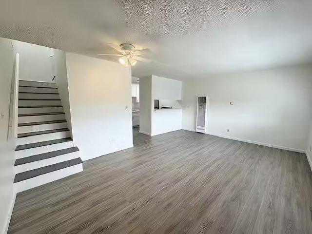 $2895/2025 S SEPULVEDA BLVD. #2 TOWNHOUSE STYLE 2BR, 1.5 BTH.