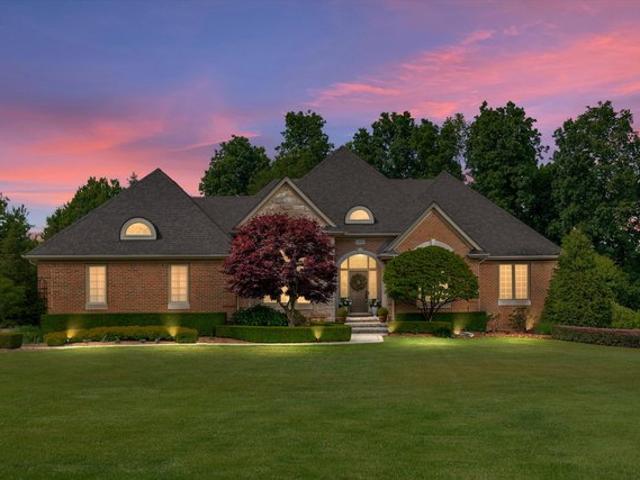 2896 Long Winter Ln, Oakland, MI 48363
