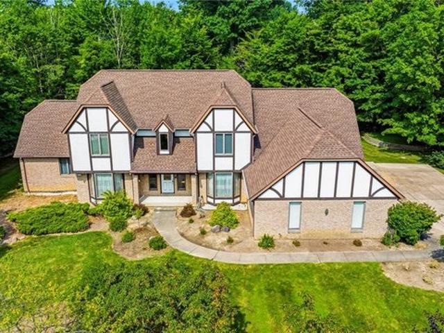 2898 Oakwood Dr, Willoughby Hills, OH 44094