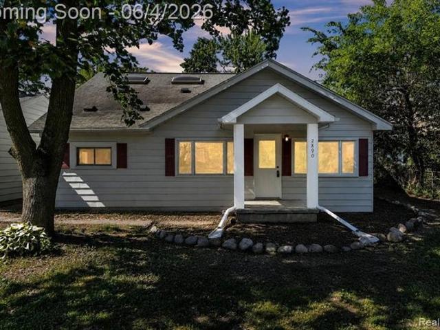 2890 Beland Ave, Keego Harbor, MI 48320