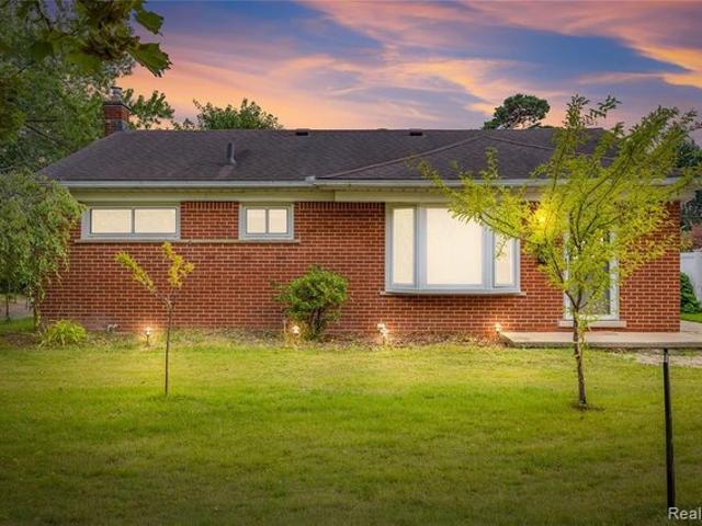 28923 Westfield St, Livonia, MI 48150