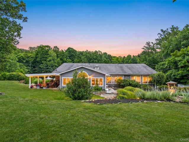 289 Oak Ridge Rd, Hopewell Junction, NY 12533