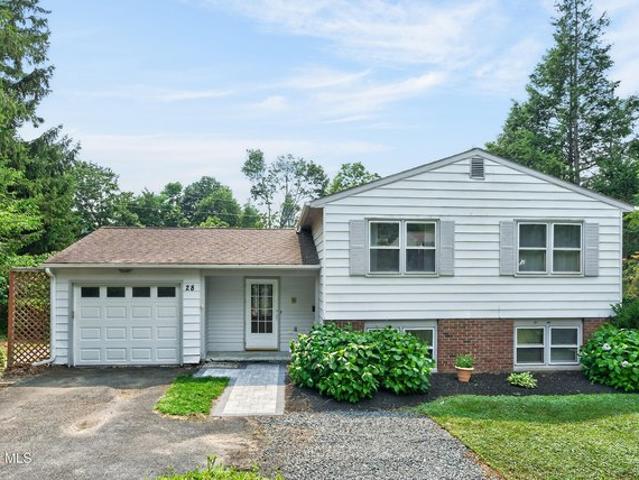 28 Tamarack Ln, East Greenbush, NY 12061