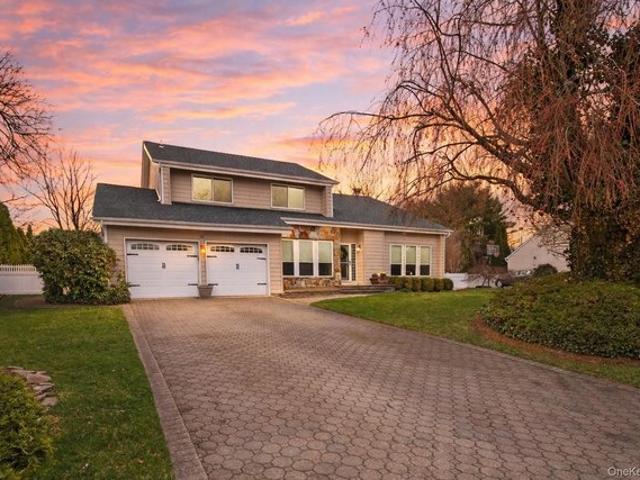 28 Timber Ridge Dr, Commack, NY 11725