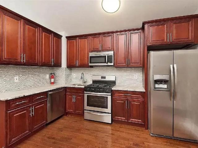 28 Van Cleef St # 2