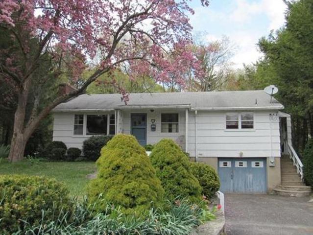 28 Wagon Wheel Ct, Watertown, CT 06779