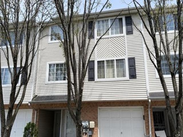 28 White Oak Ln, Staten Island, NY 10309