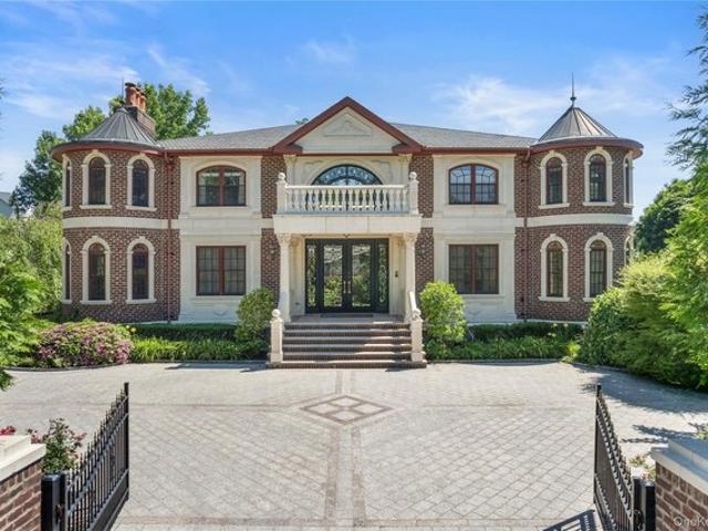 28 Whitney Cir, Glen Cove, NY 11542