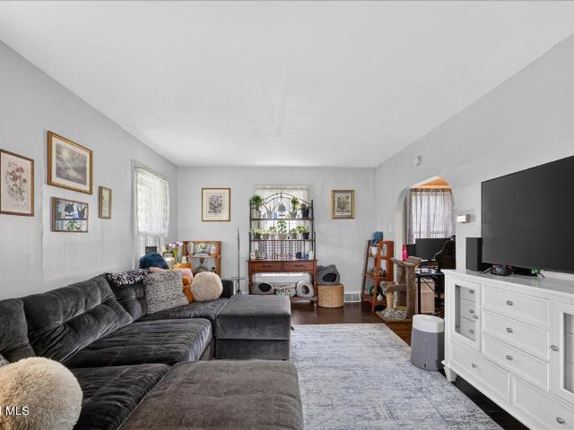 28 Woodlawn Avenue