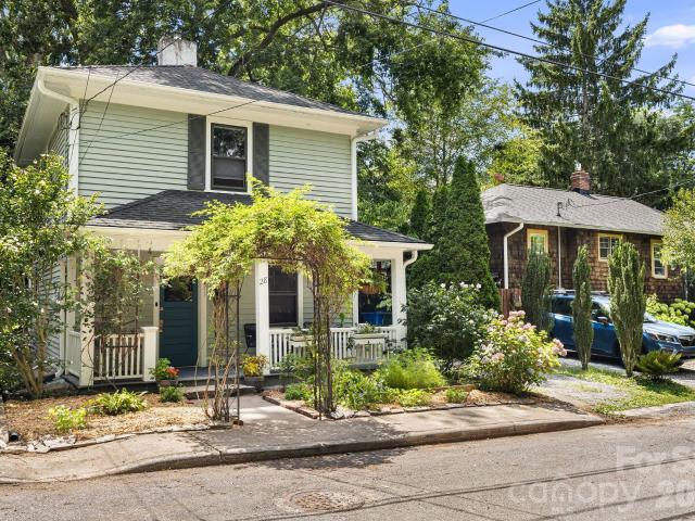 28 Woodlawn Avenue