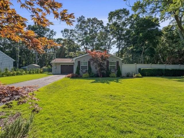 28 Yaphank Ave, Brookhaven, NY 11719