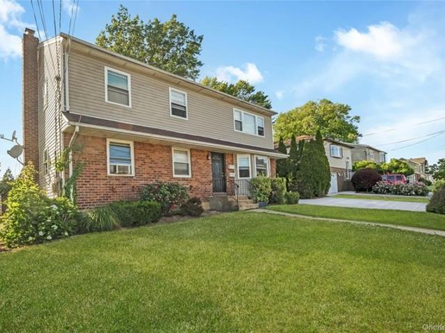 28 Baldwin St, Farmingdale, NY 11735