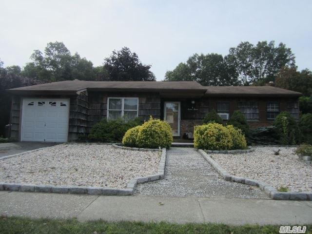 28 Berkshire Rd, Holbrook, NY 11741