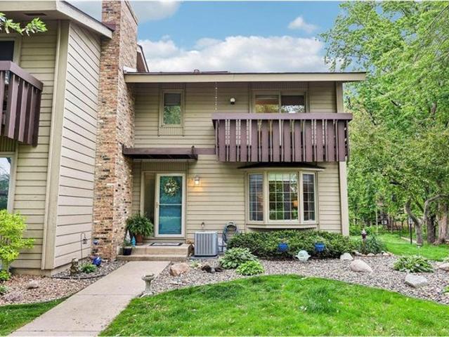 28 Birnamwood Dr, Burnsville, MN 55337