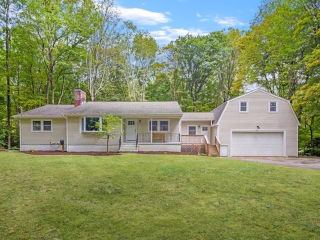 28 Bradley Ln, Newtown, CT 06482
