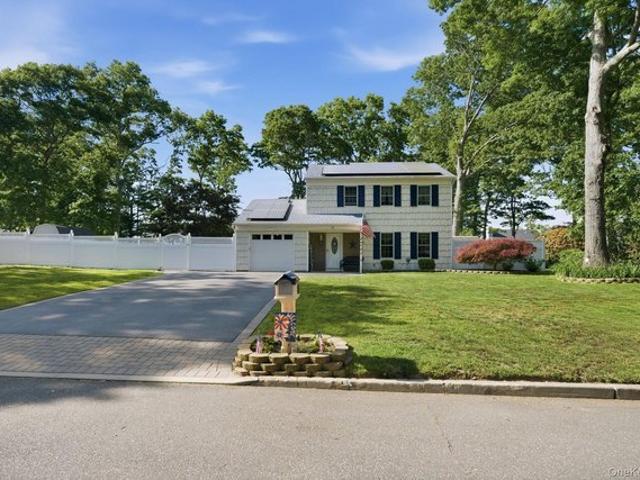 28 Cedar Heights Dr, Ridge, NY 11961
