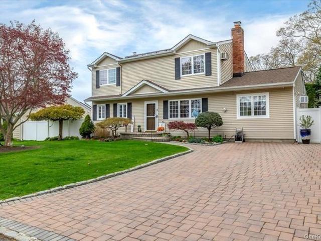 28 Cherokee Ave, West Islip, NY 11795