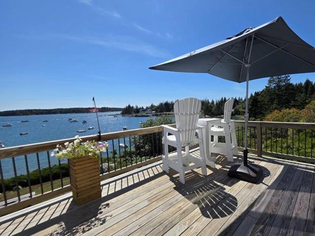 28 City Point Rd, Vinalhaven, ME 04863