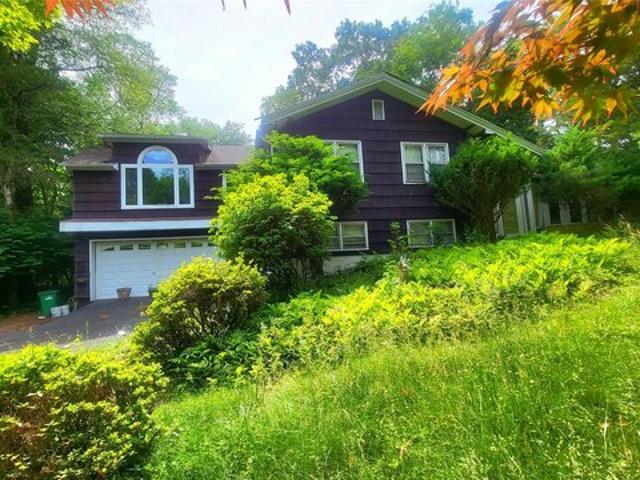 28 Colburn Dr, Poughkeepsie, NY 12603